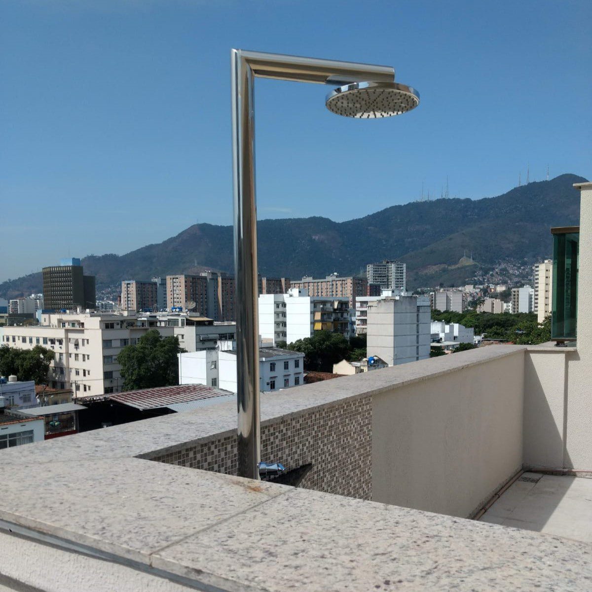 Como escolher ducha para piscina com estilo e elegância - Navona